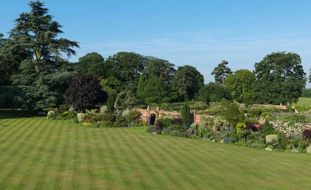 Stoke Albany House | Traditional Garden