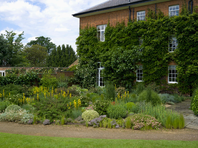 Stoke Albany House | Traditional Garden